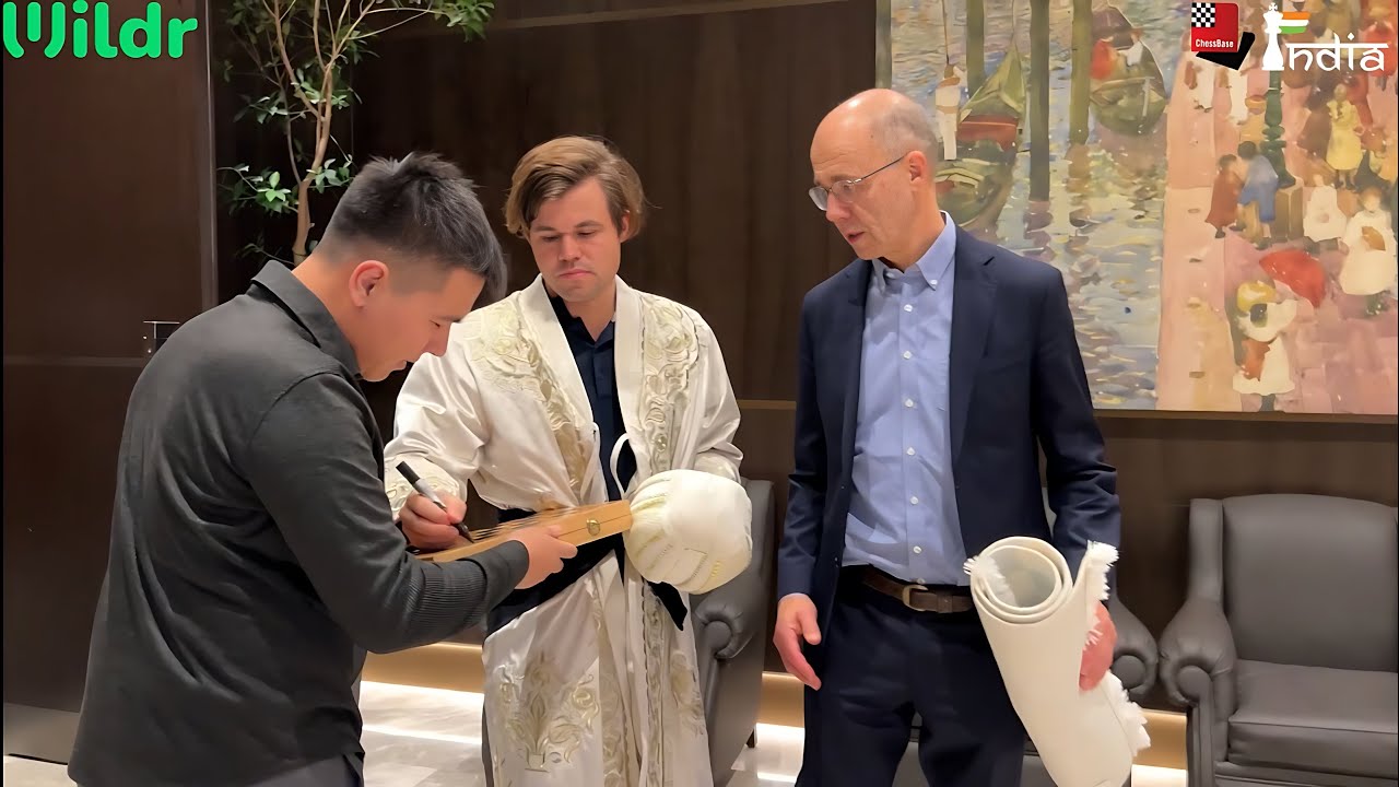 A fan gets a unique signature from Magnus Carlsen